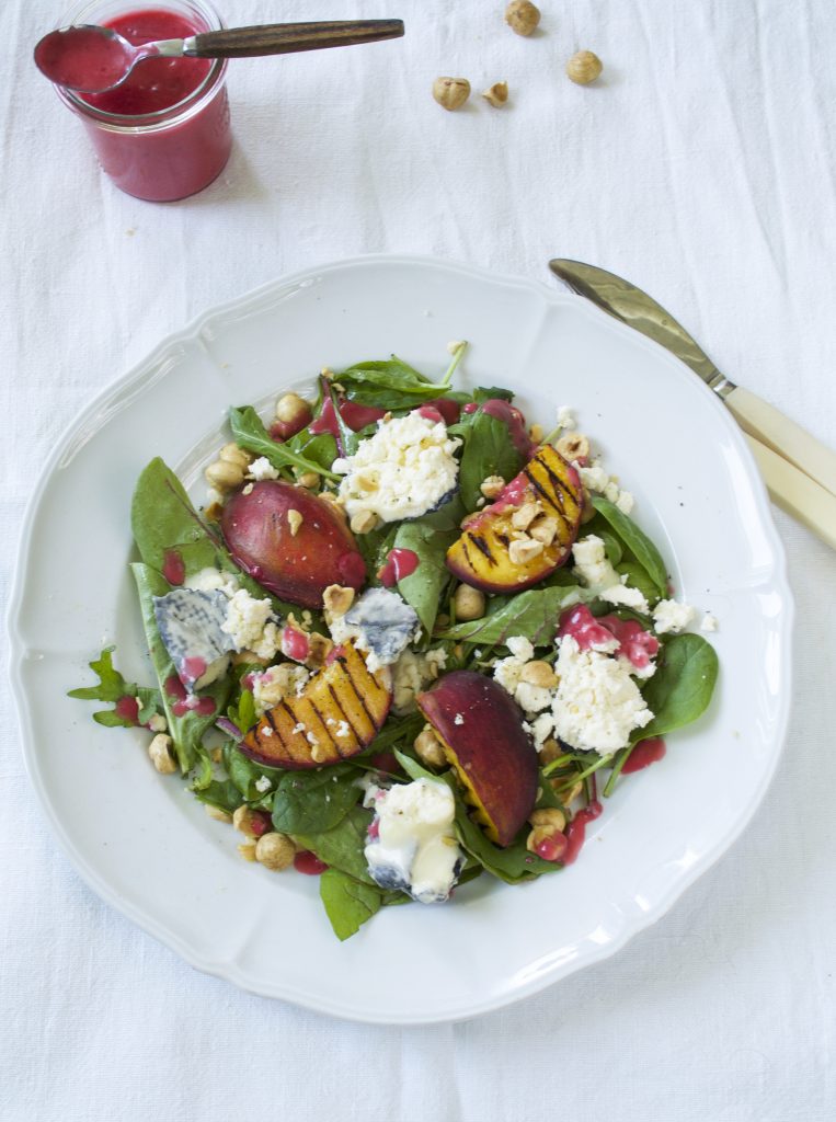 Persikka-hasselpähkinäsalaatti vadelmakastikkeella - Haarukkavatkain